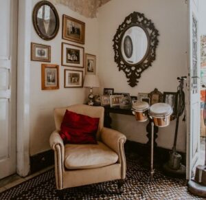 How to Create an Authentic Fall Decor with a Nostalgic Twist?